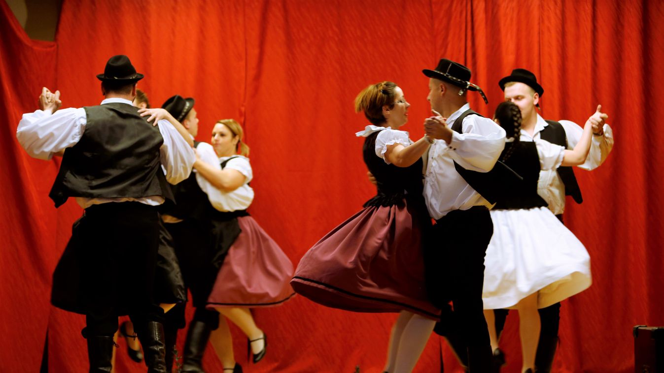 Sváb hagyományőrzés: tollfosztó rendezvény