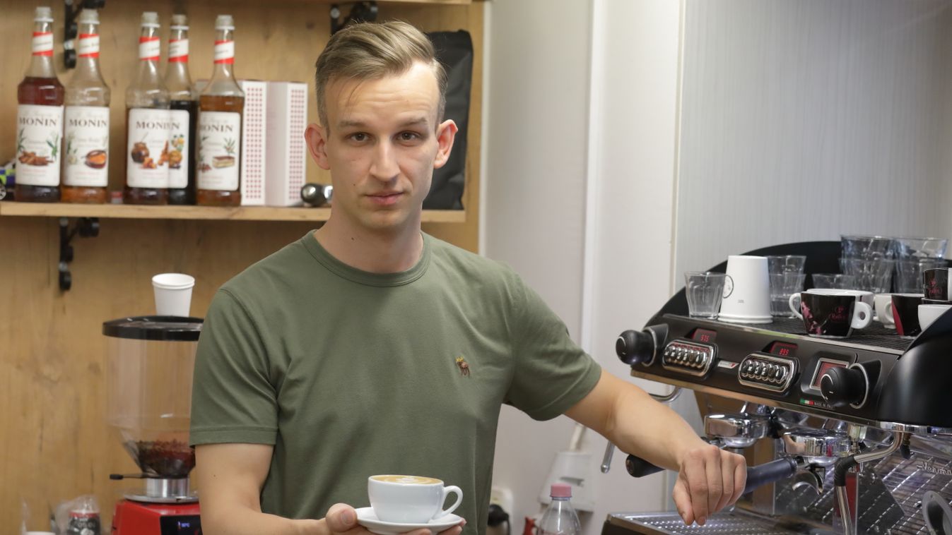 Egy jó barista még azt is kitalálja, milyen kávéra vágyik a vendég; a ...