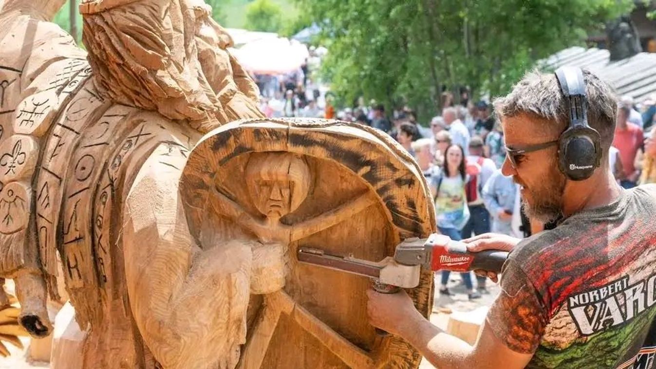 Közönségkedvenc a pázmándi Varga Norbert faragta magyar táltos