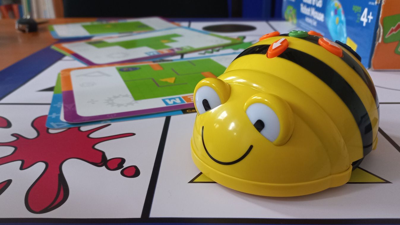 Bee Bot, a robot méhecske az enyingi Szirombontogató Óvodában