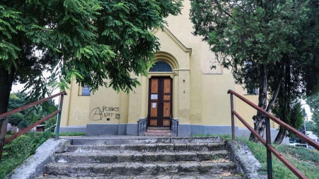 A párkányig le kell festeni a dunaújvárosi katolikus templom falait