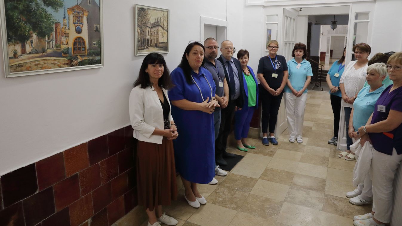 Festmények díszítik a kórházi osztályok falait