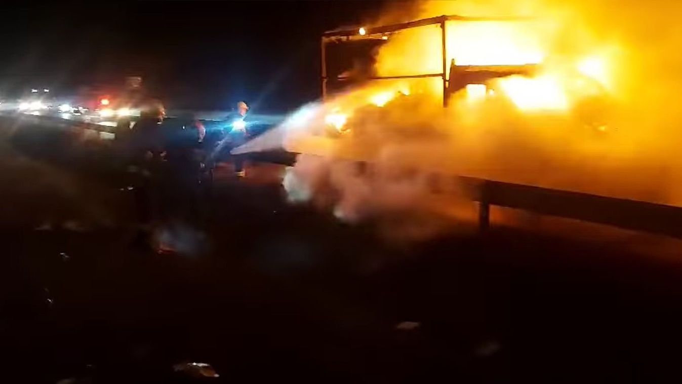 M7-es autópálya: lángokba borult a sztráda (videó)