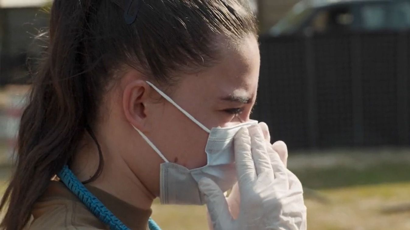 Kiképzés: Maszkot és gumikesztyűt húzott a bombázó