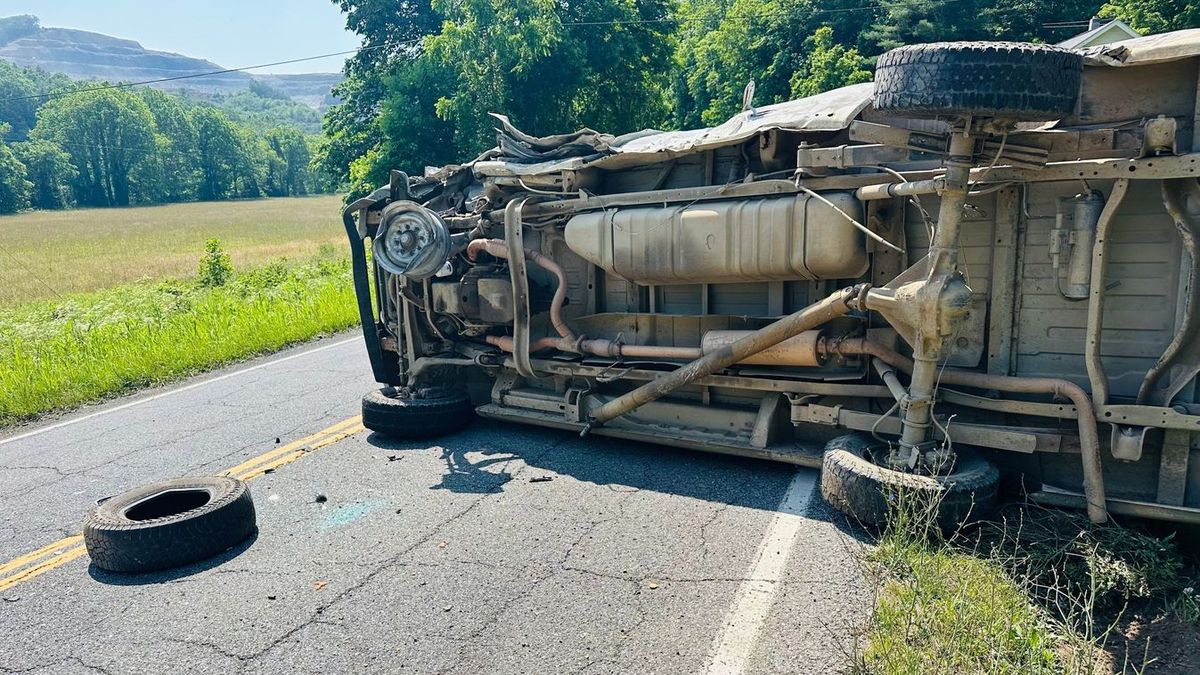 Brutális baleset az M1-esen, fejtetőre állt egy teherautó