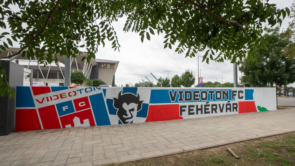 Látványos utcai falfestményt készítenek a Videoton ultrái