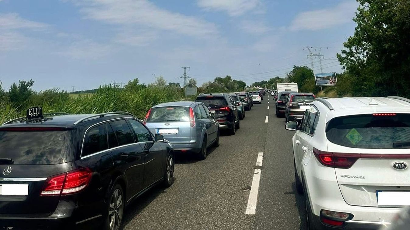 Rohanás a Balatonra: tömött az M7-es autópálya
