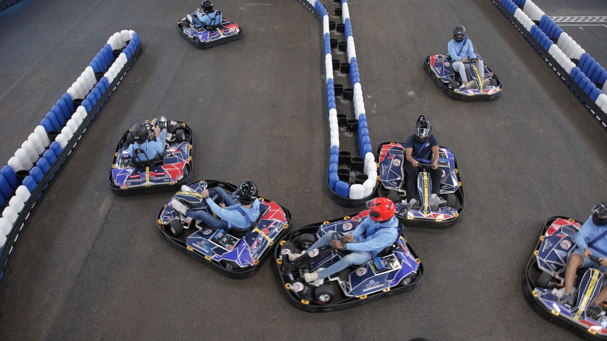 Németh Ákos a labda mellett a kormányt is jól kezel – Gokartozással kapcsolódtak ki az Alba ...