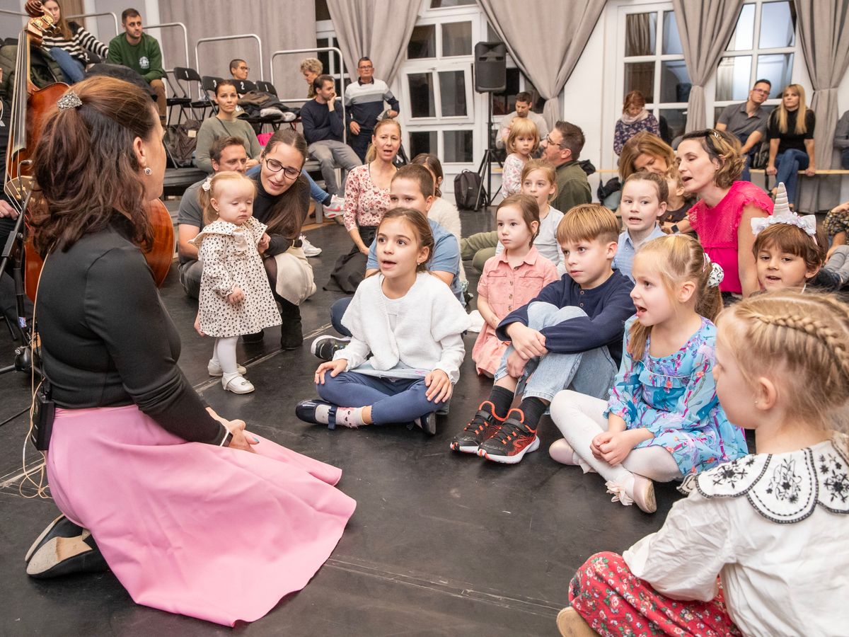 Márton nap: táncházat tartottak a Malom utcában