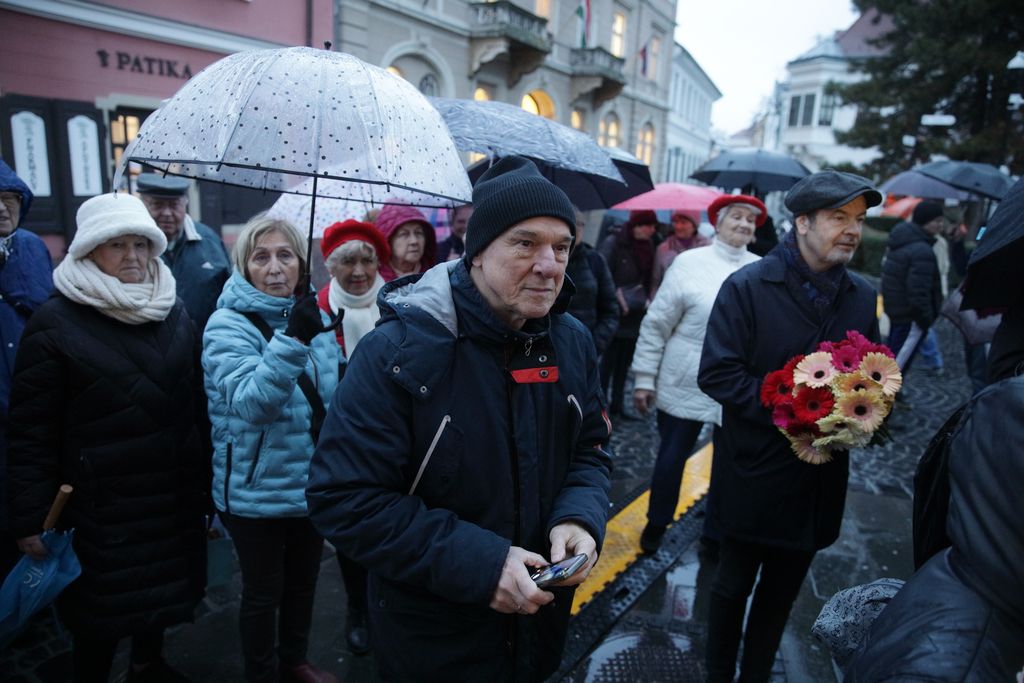 Katalin nap: elmaradt a néptánc, de a virág és a jókedv most sem ...