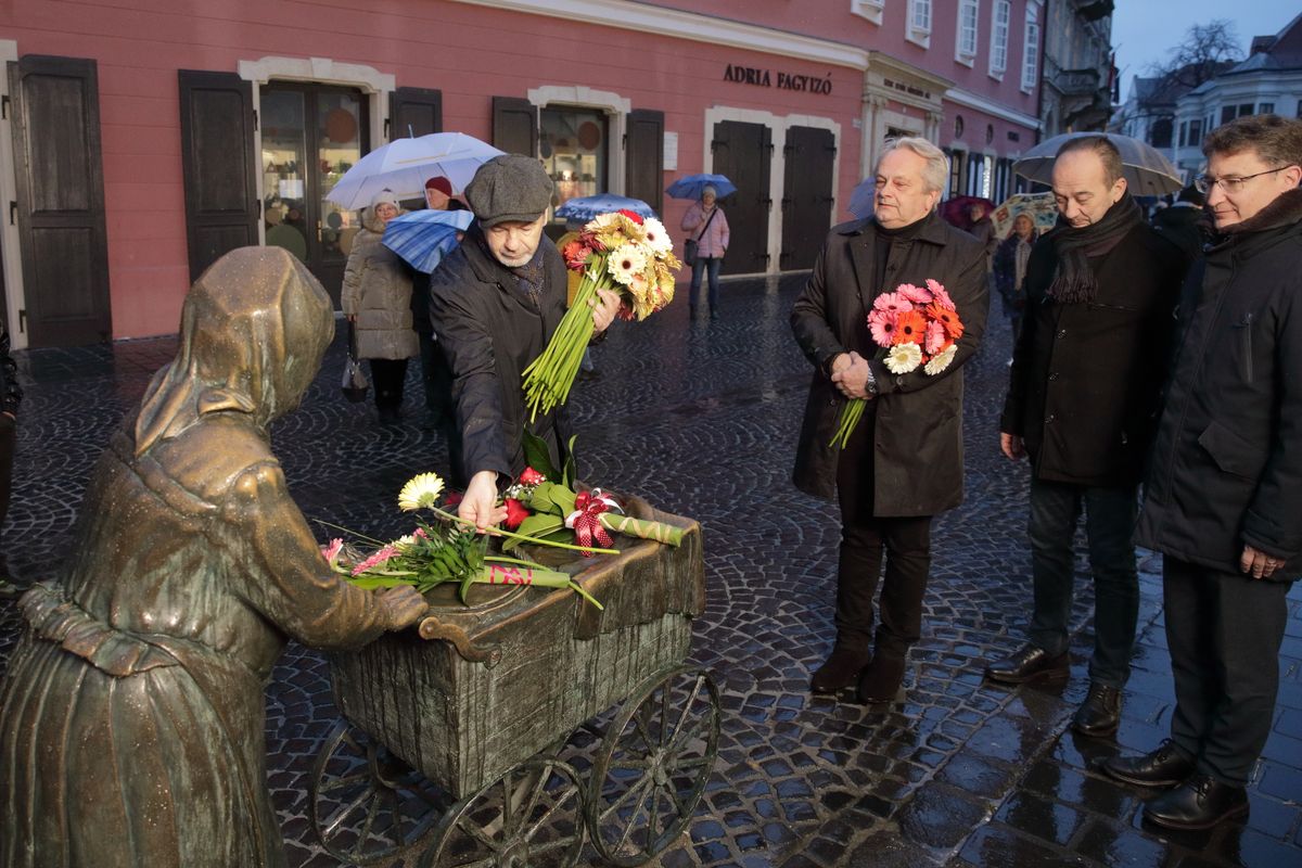 Katalin nap: elmaradt a néptánc, de a virág és a jókedv most sem ...