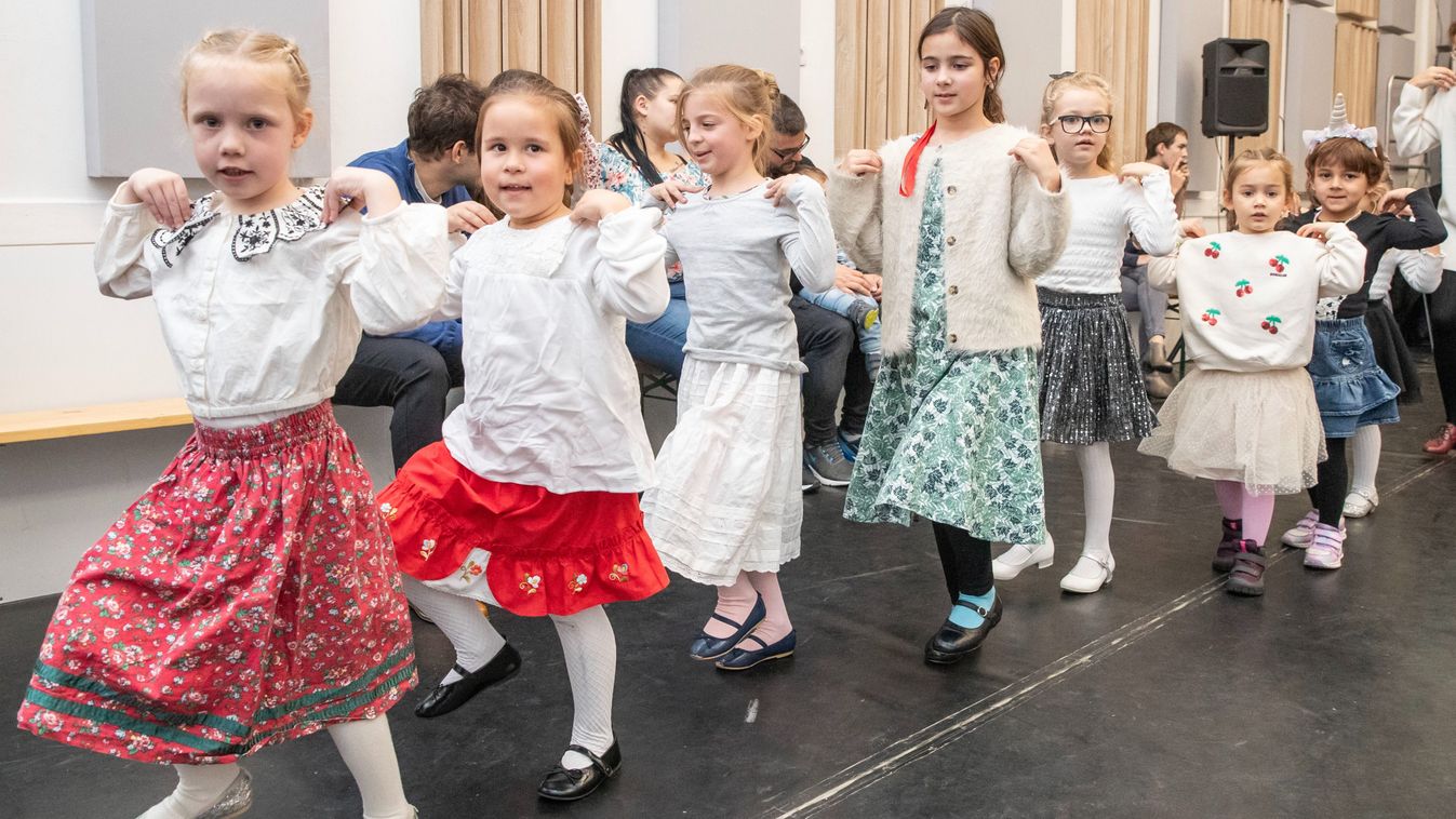 Márton nap: táncházat tartottak a Malom utcában