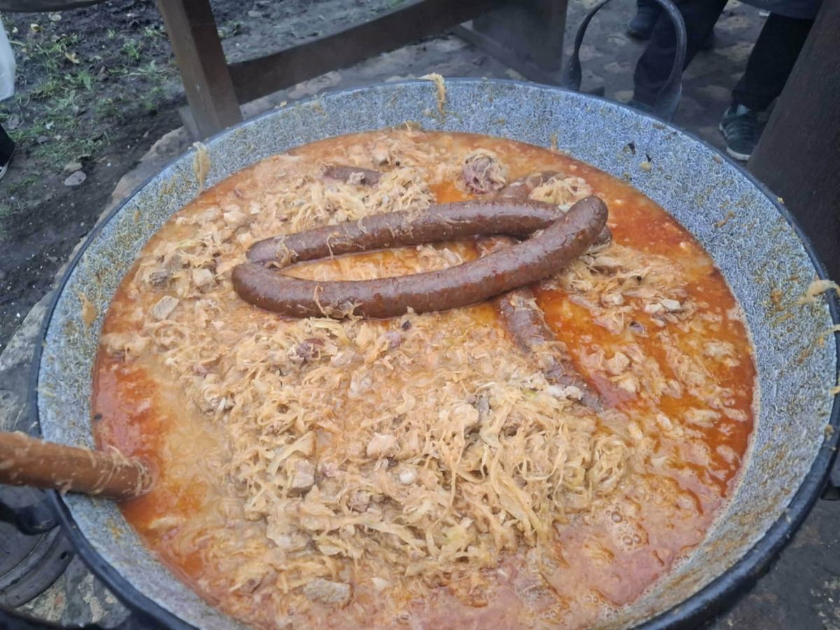 Délelőtt szeretetvendégség, délután ablaknyitogató Andiéknál