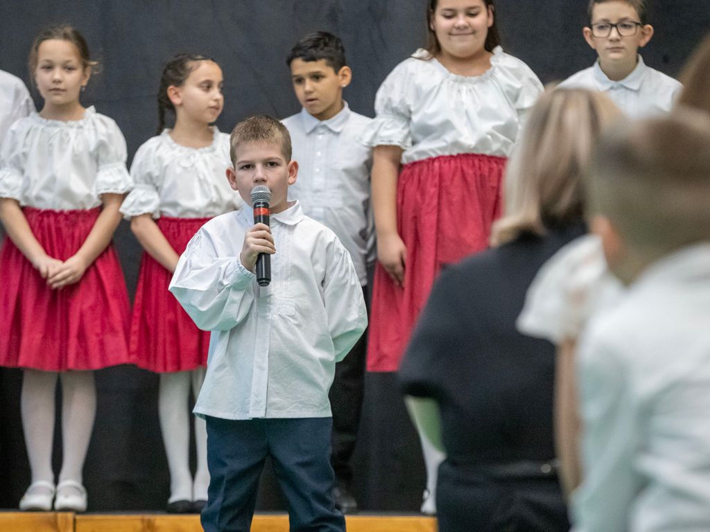 Átadó ünnepség Mányon: a megújult iskolát adták át ünnepélyes keretek ...