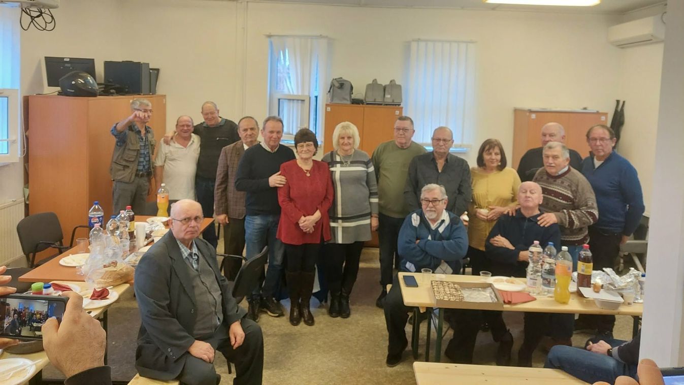 Fehérvári mentőállomáson várta a nyugdíjas mentőket a disznótoros