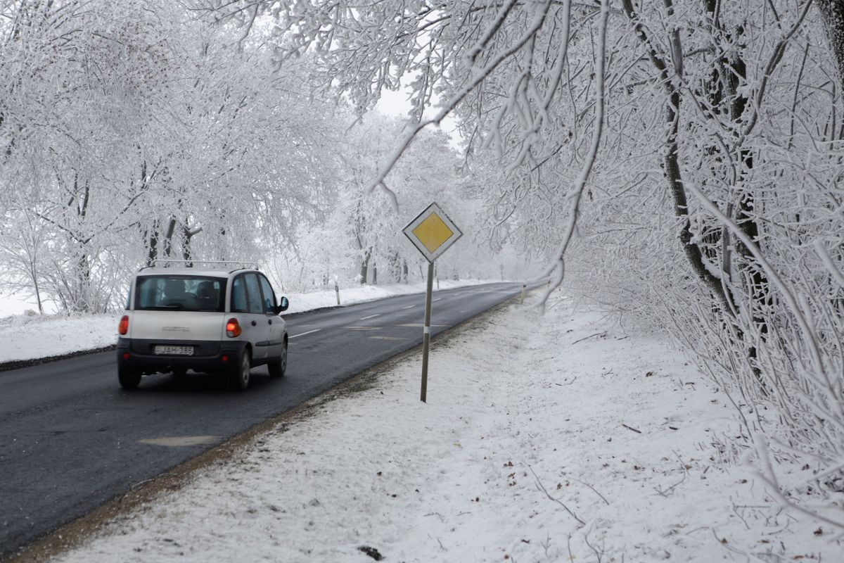 Közút: köd, ónos eső és hófúvás nehezíti a közlekedést