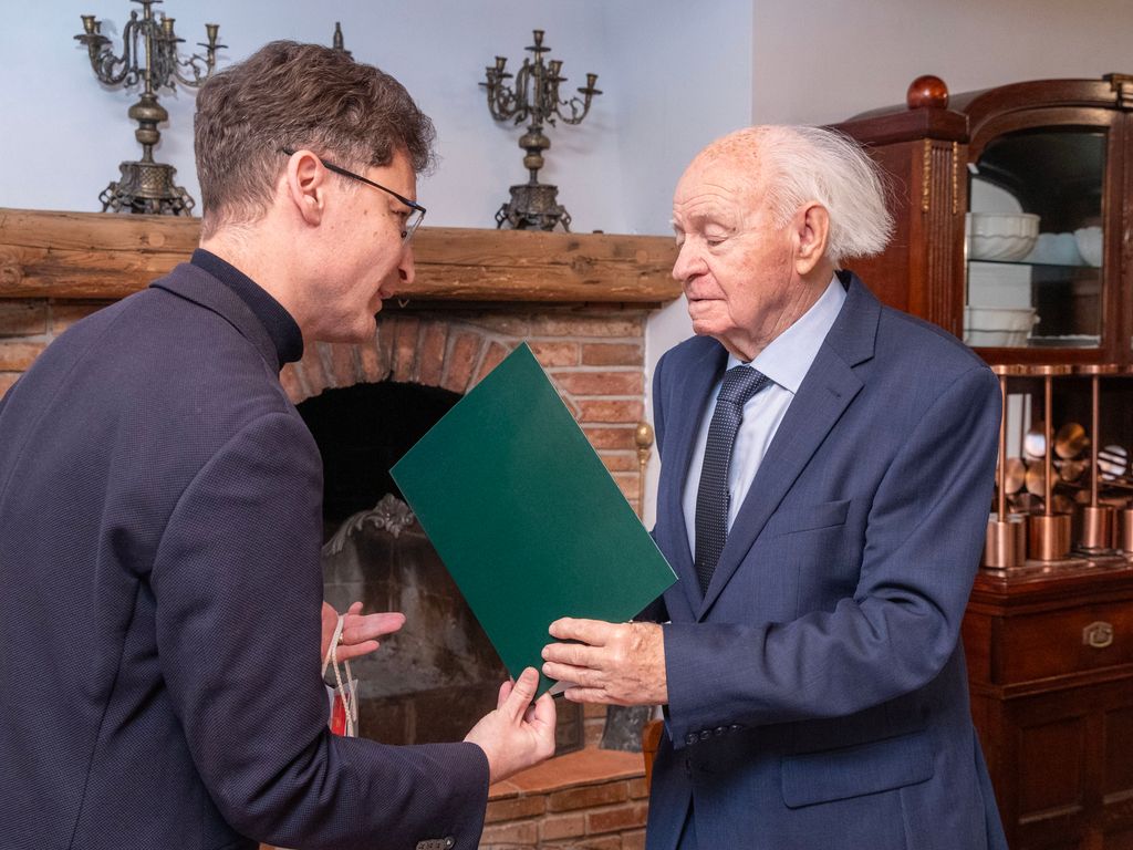Dr. Gálicz Tibor 90 éves lett: generációk tanítóját köszöntötték ...