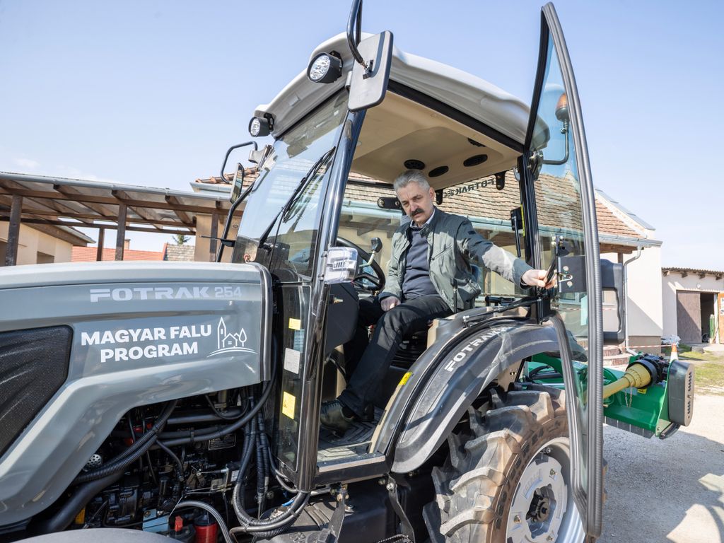 Fejlesztések Gyúrón: buszforduló, útfelújítás és munkagép